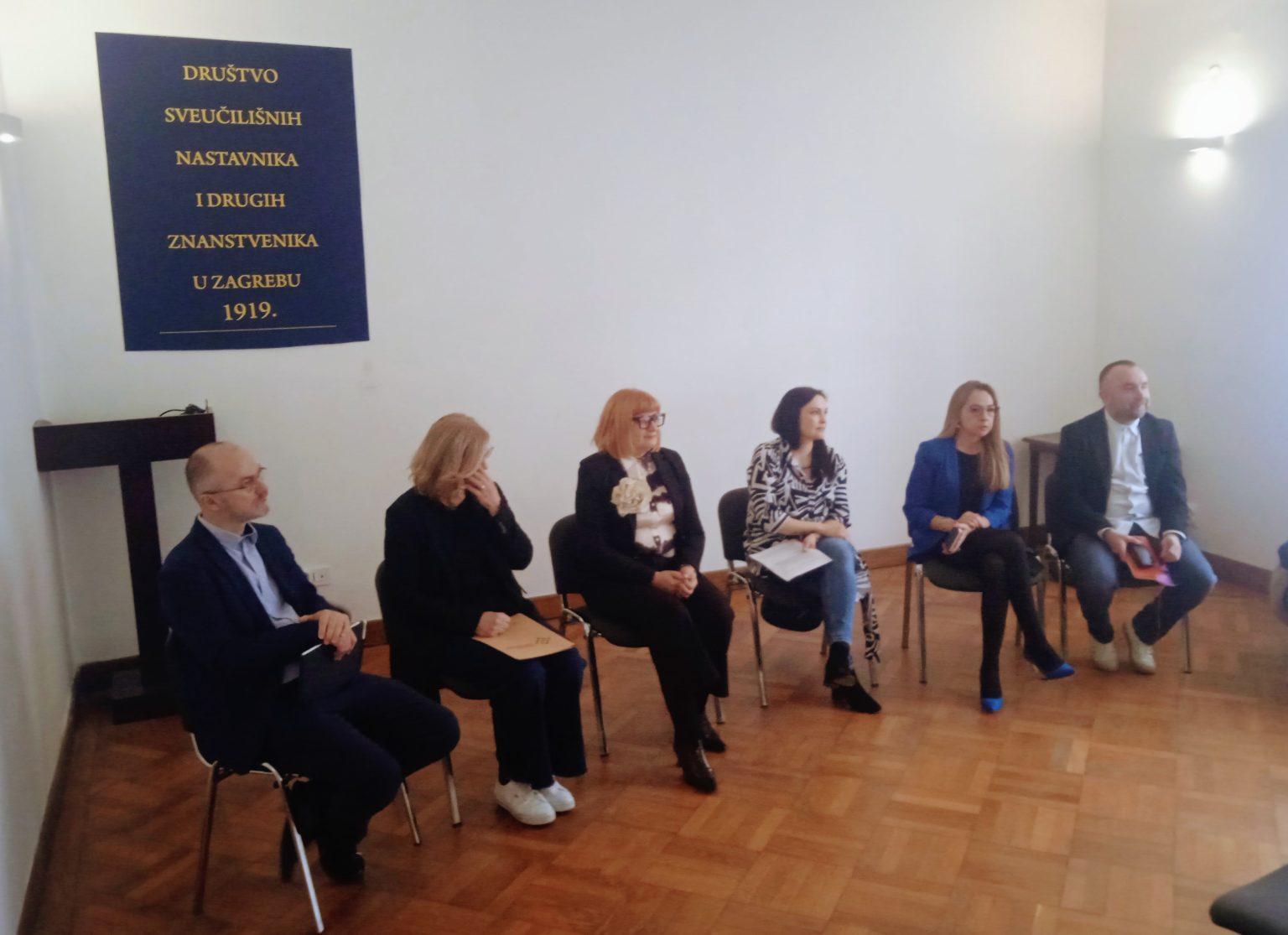 Okrugli stol “Modularna nastava i društveni predmeti u strukovnim ...
